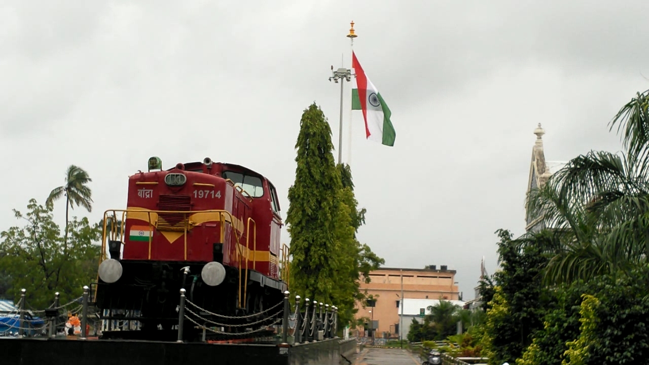 Flag salute at 100 feet high pole on Independence Day at Valsad railway ...