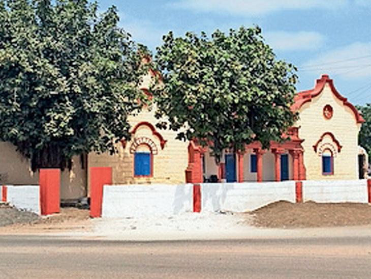 The police station at Madhapar was inaugurated at 4 pm but the ...