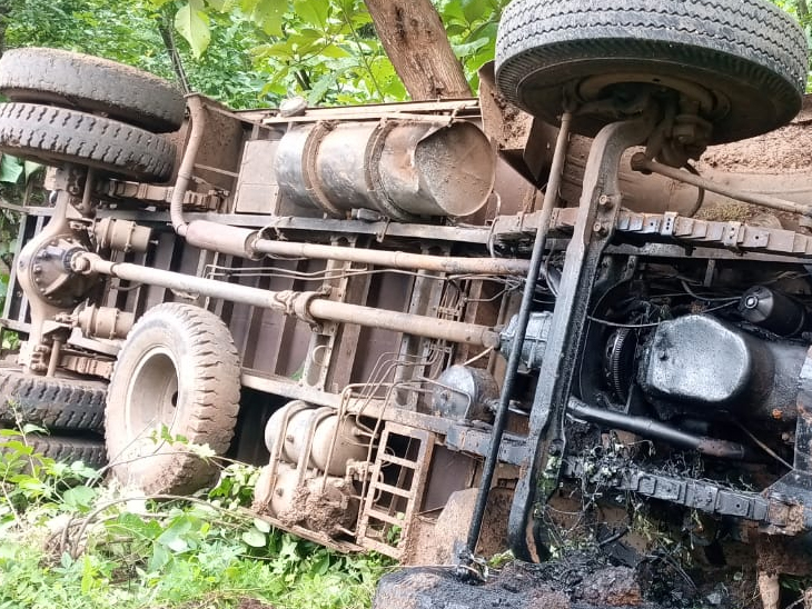Truck overturns on Daher Road from Subir's Kadmal, 15 laborers crushed ...