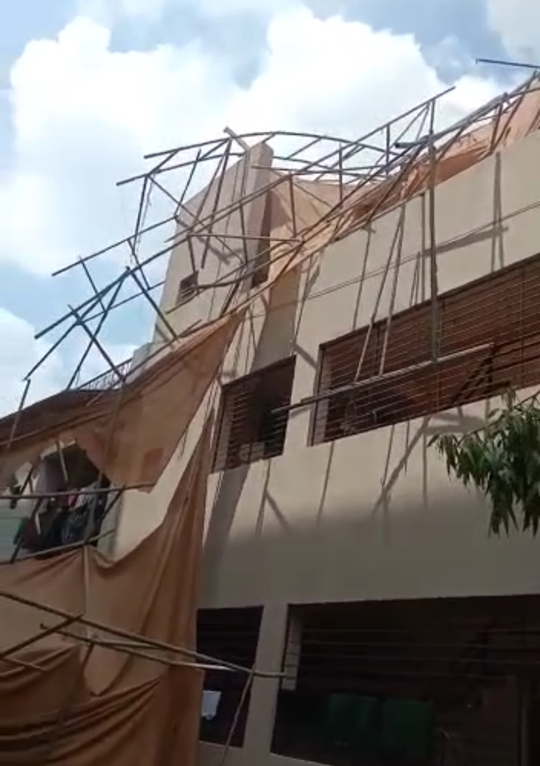 ગાંધીનગરમાં બિલ્ડીંગના પ્લાસ્ટર માટે ઊભી કરેલી લોખંડની પાઇપો ધરાશાયી ...