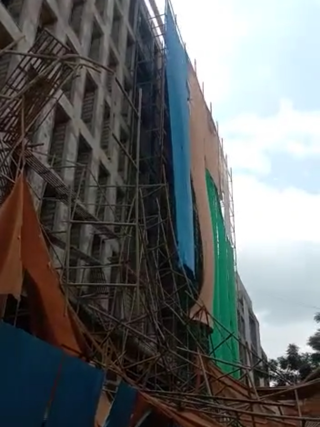 Iron pipes erected for plaster of Guda Awas building collapsed in ...