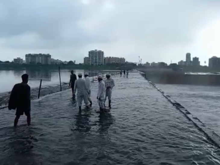 Surat causeway overflow, closed for traffic as more than 22,000 cusecs ...