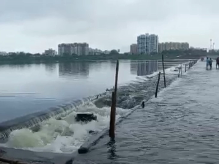 Surat causeway overflow, closed for traffic as more than 22,000 cusecs ...