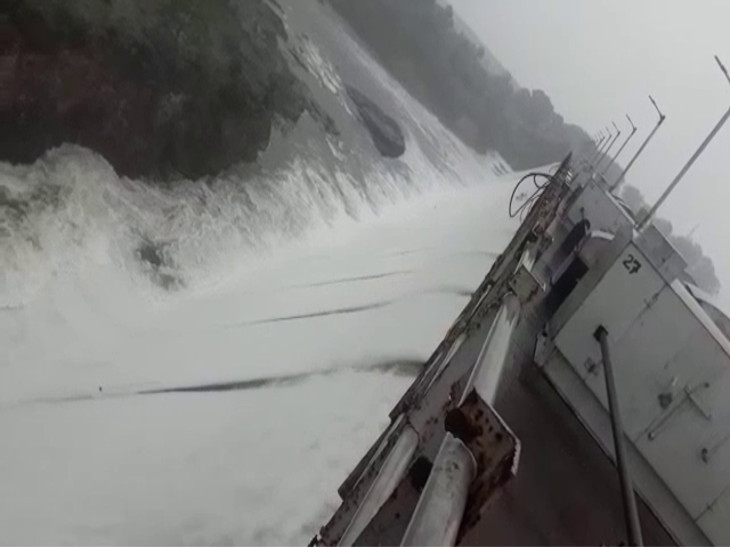 10.5 inches rain in Rajkot, Nyari 1 dam overflow | જળ સંકટ દૂર ...