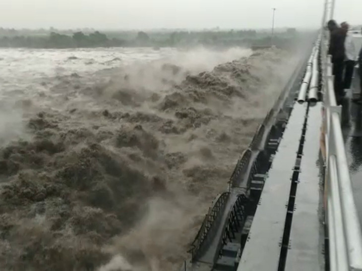 10.5 inches rain in Rajkot, Nyari 1 dam overflow | જળ સંકટ દૂર ...