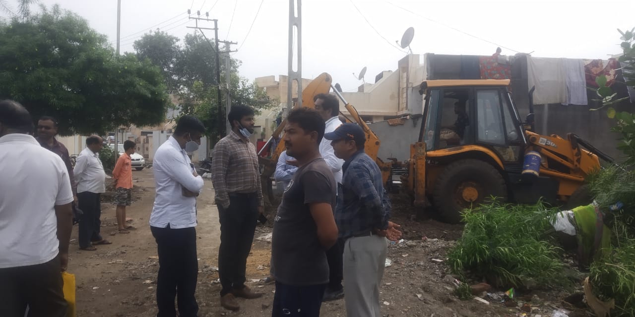 A clean-up operation was carried out in the flood-hit areas in Jamnagar ...
