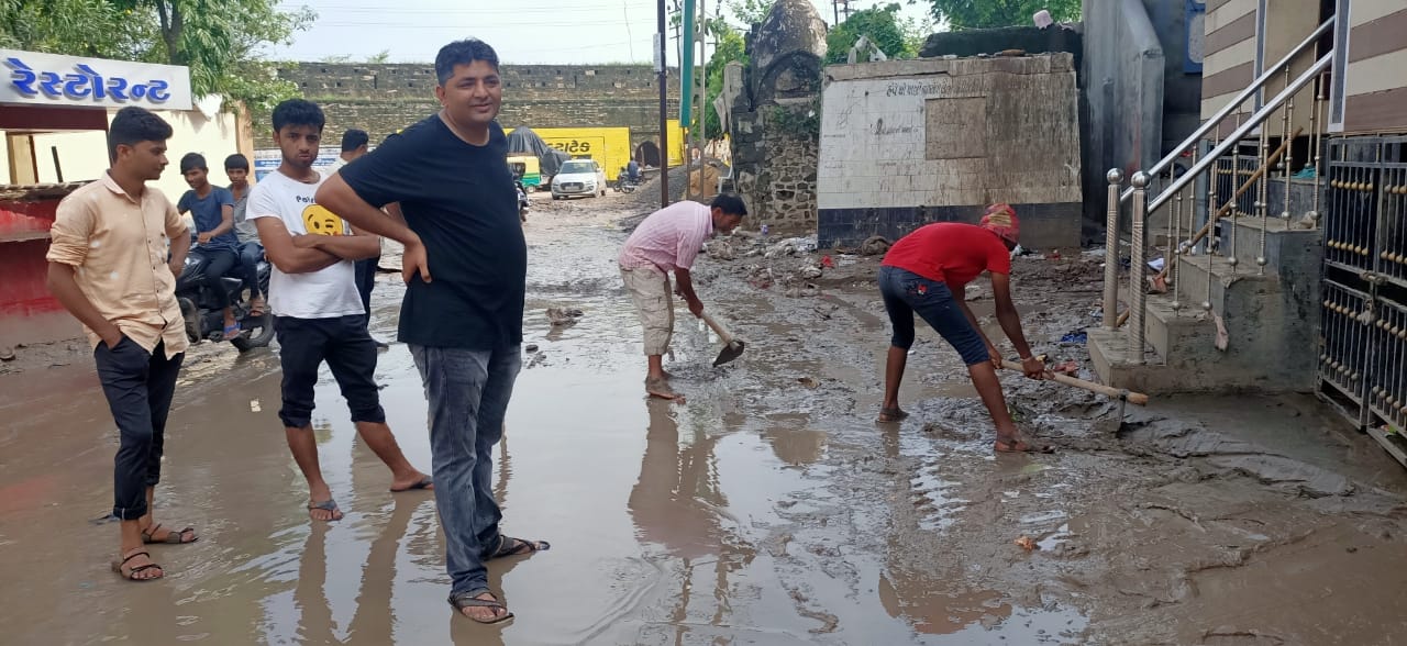 A clean-up operation was carried out in the flood-hit areas in Jamnagar ...