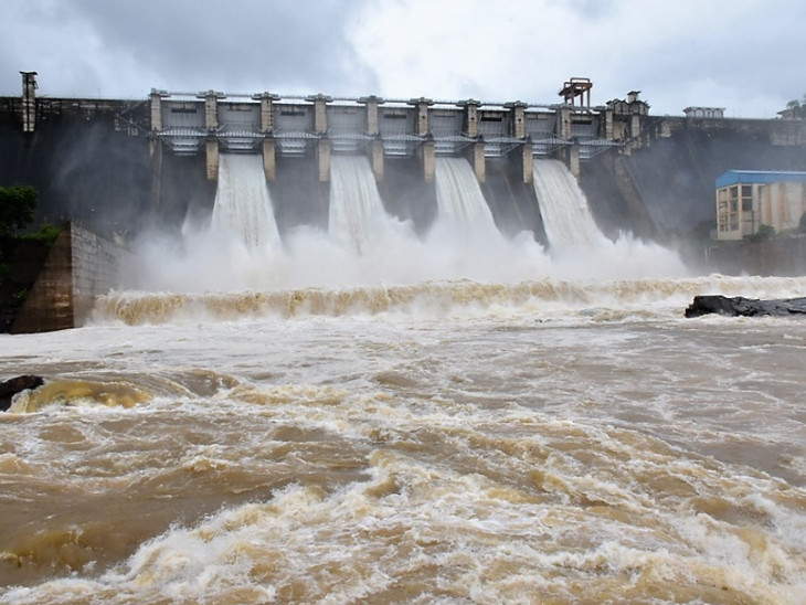 1.54 lakh cusecs of water released after opening 9 gates of Karjan Dam ...