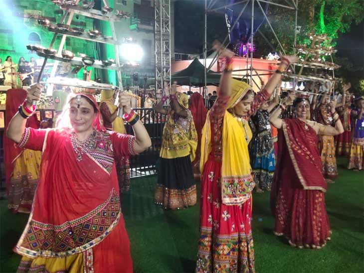 લાલ દરવાજા ભદ્રકાળી મંદિરે ઐશ્વર્યા મજમુદારના સ્વરના તાલે ખેલૈયાઓની ...