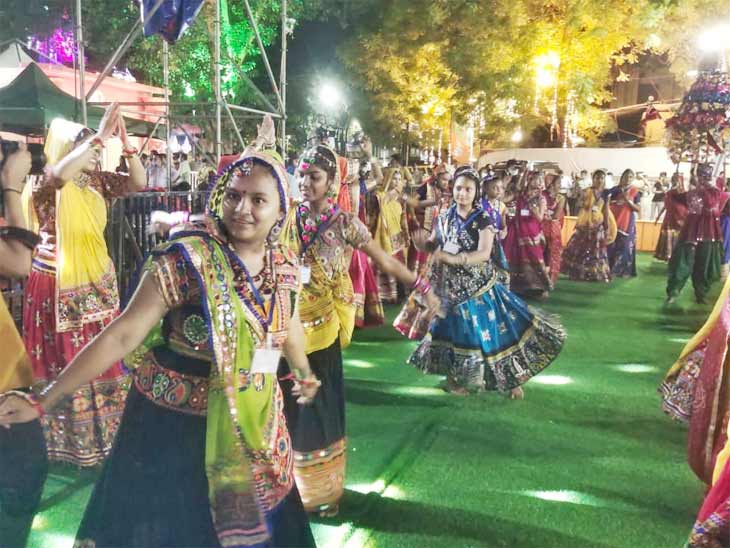 Ahmedabad navratri garba LIVE: Aishwarya Majumdar sing and People takes ...