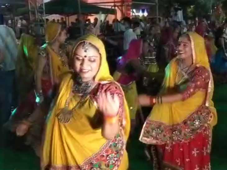 લાલ દરવાજા ભદ્રકાળી મંદિરે ઐશ્વર્યા મજમુદારના સ્વરના તાલે ખેલૈયાઓની ...