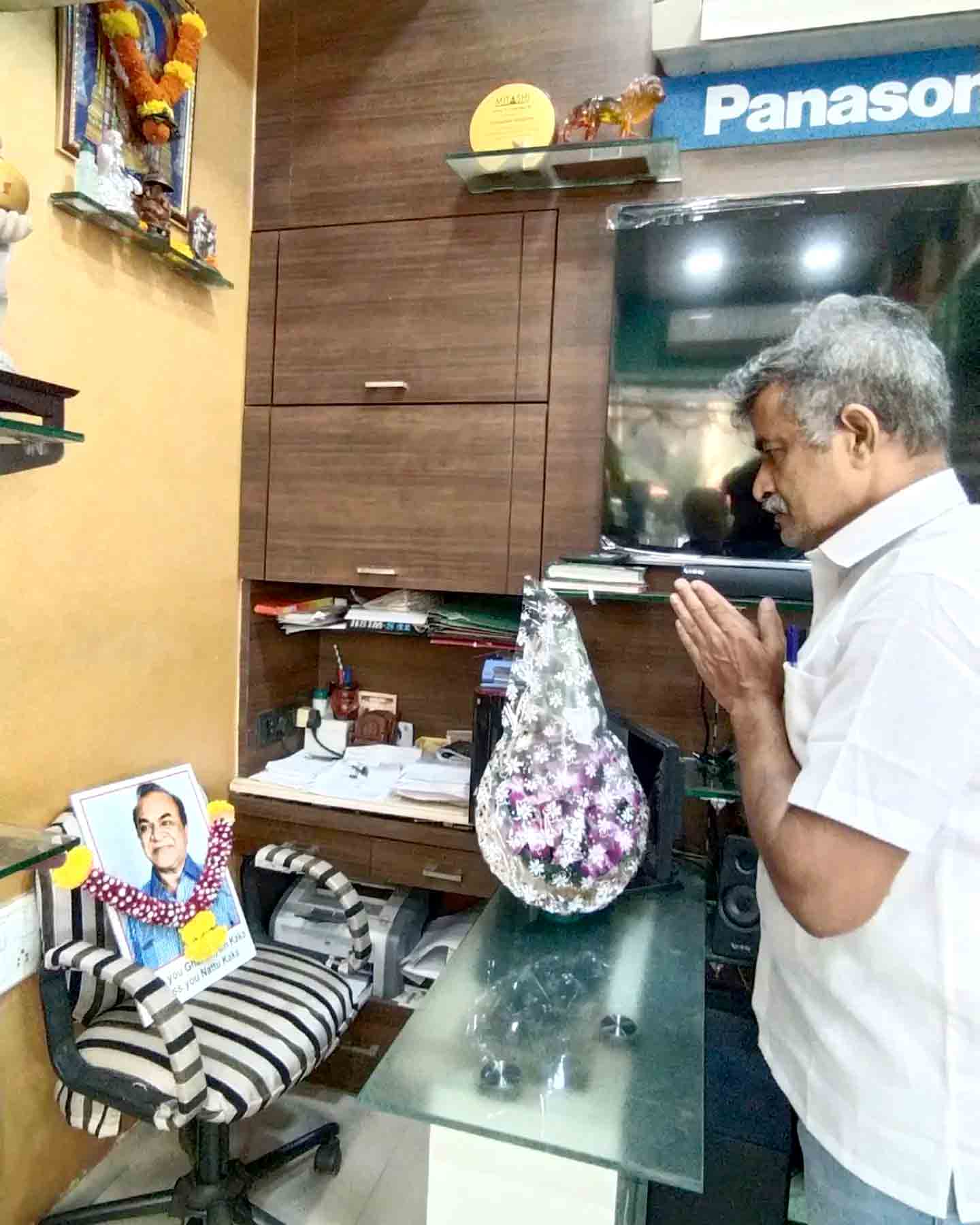 Real owner of Gada Electronics pays tribute to Ghanshyam Nayak aka ...