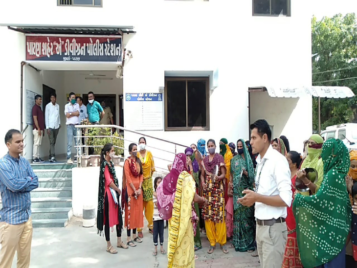 Women of Patan police quarters protest with thali-velan, police detain ...