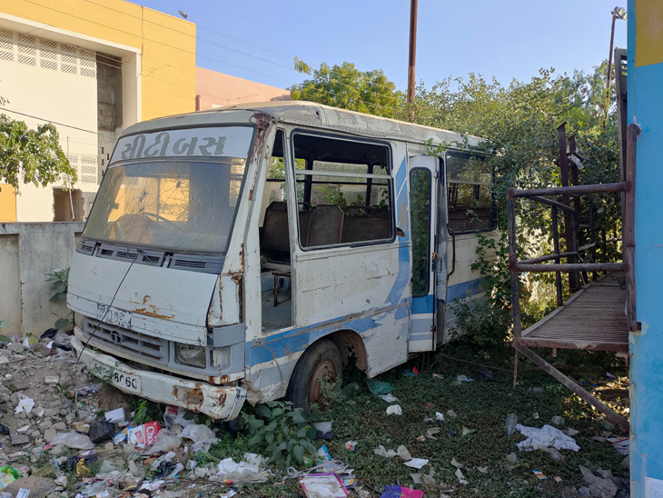 Movements to start city-operated chakdo rickshaws or city buses in the ...
