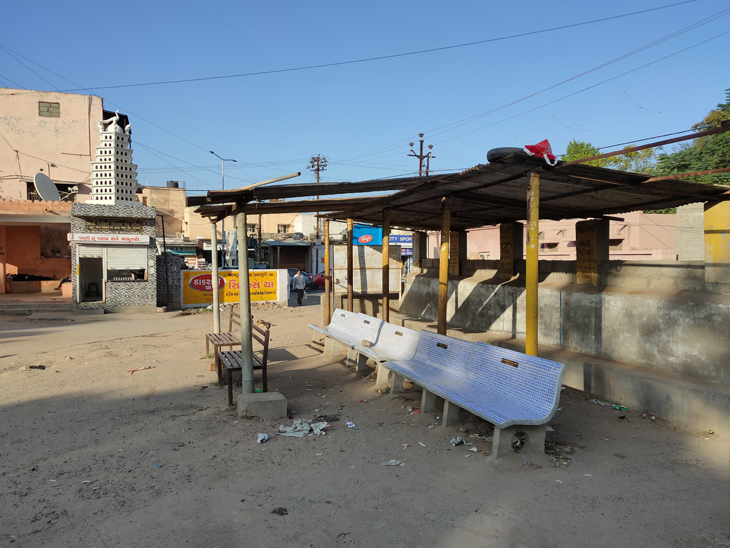 Movements to start city-operated chakdo rickshaws or city buses in the ...