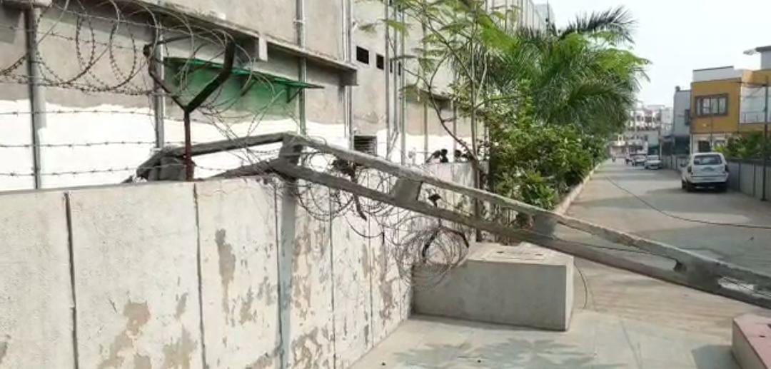 Two seconds before the power pole collapsed in Ankleshwar, two innocent ...