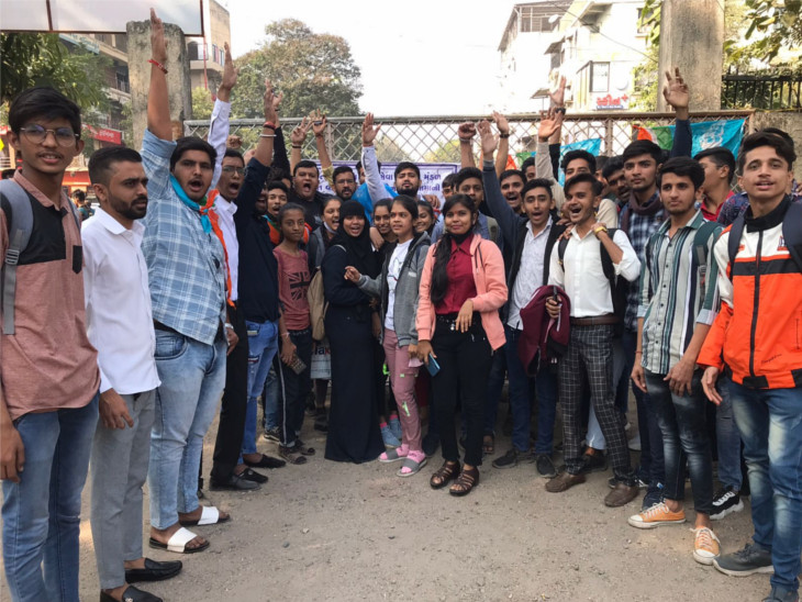 Surat NSUI's signature campaign at Akhand Anand College against paper ...