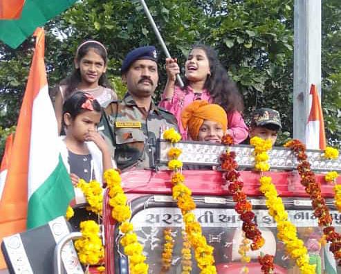 Retired Army jawans welcomed by grand rally by Zala Rajput family in ...