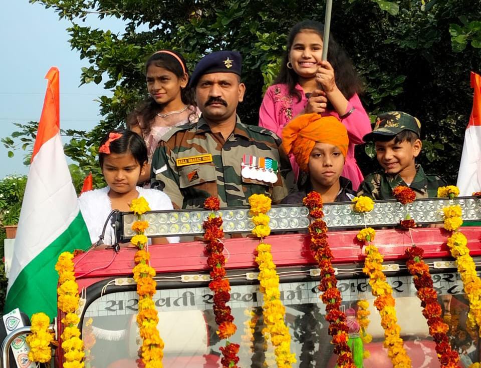 Retired Army jawans welcomed by grand rally by Zala Rajput family in ...