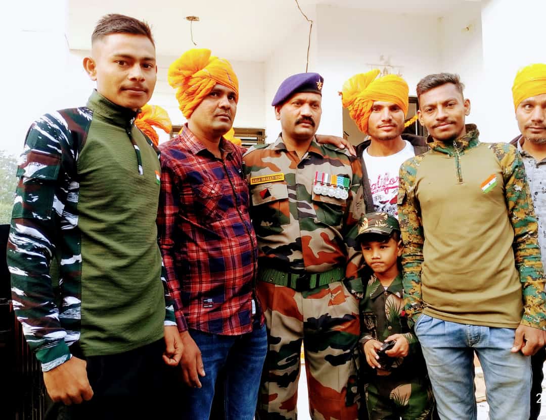 Retired Army jawans welcomed by grand rally by Zala Rajput family in ...