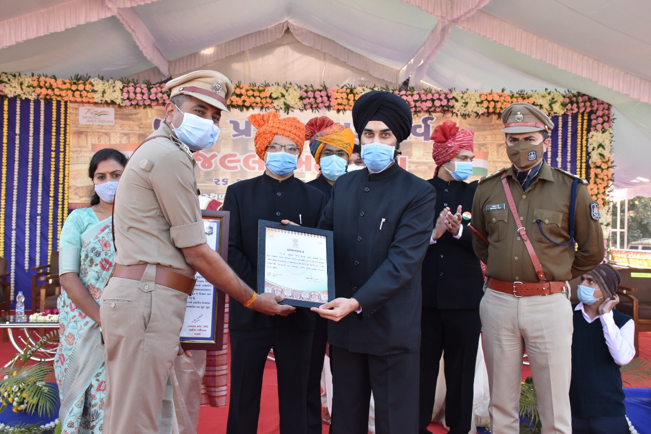 Flag salute at the hands of District Collector at Police Parade Ground ...