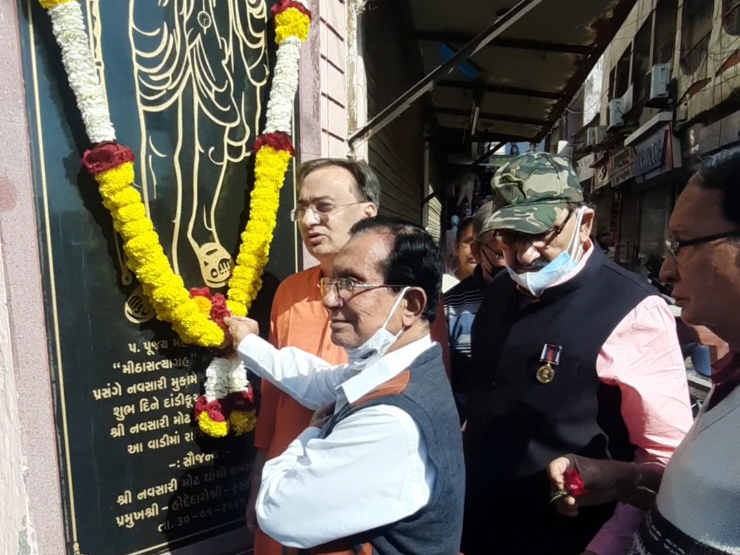 Mahatma Gandhi was paid homage at Ghanchi Punch Wadi in Navsari, Bapu ...