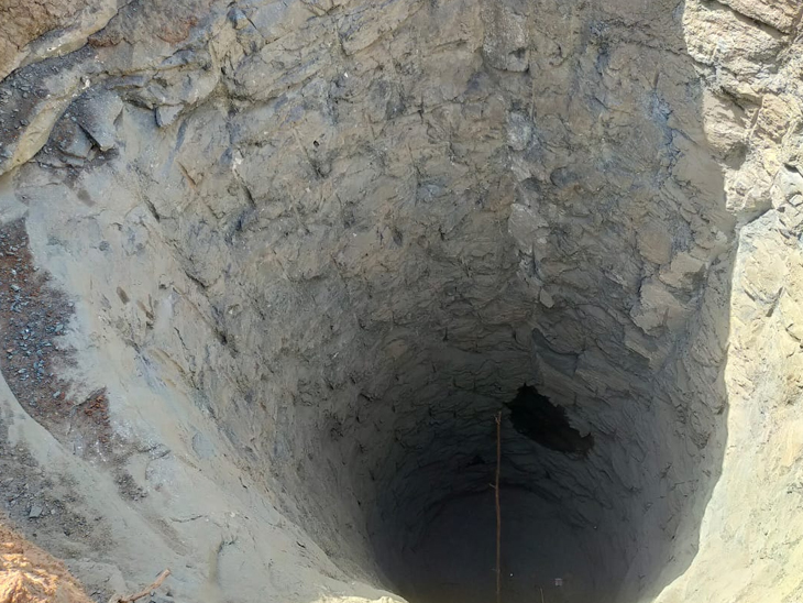 In Dangs, some wells are without water, but the motor is arranged ...