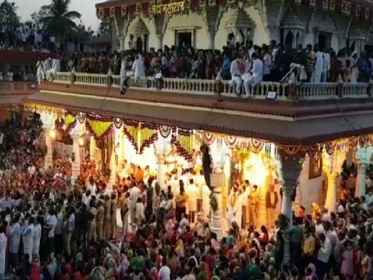 Thousands of devotees flocked to the Santram temple in Nadiad with the ...