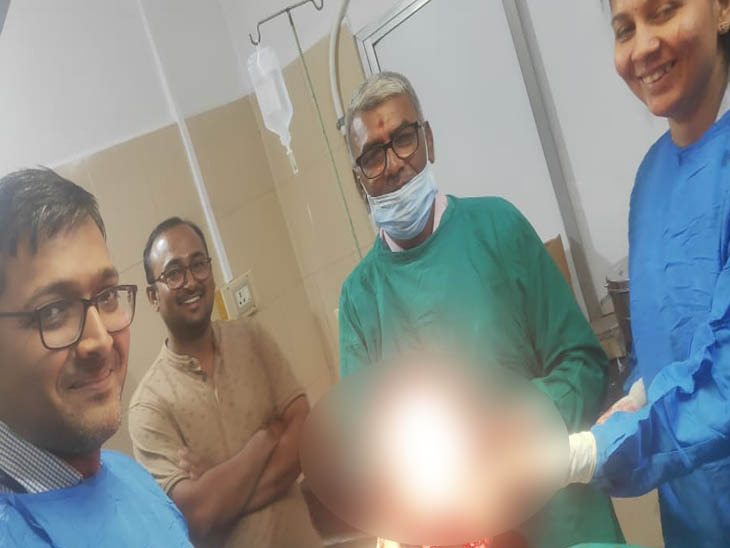 Successful operation on a 2.5 kg tumor from a woman's abdomen at Parth ...