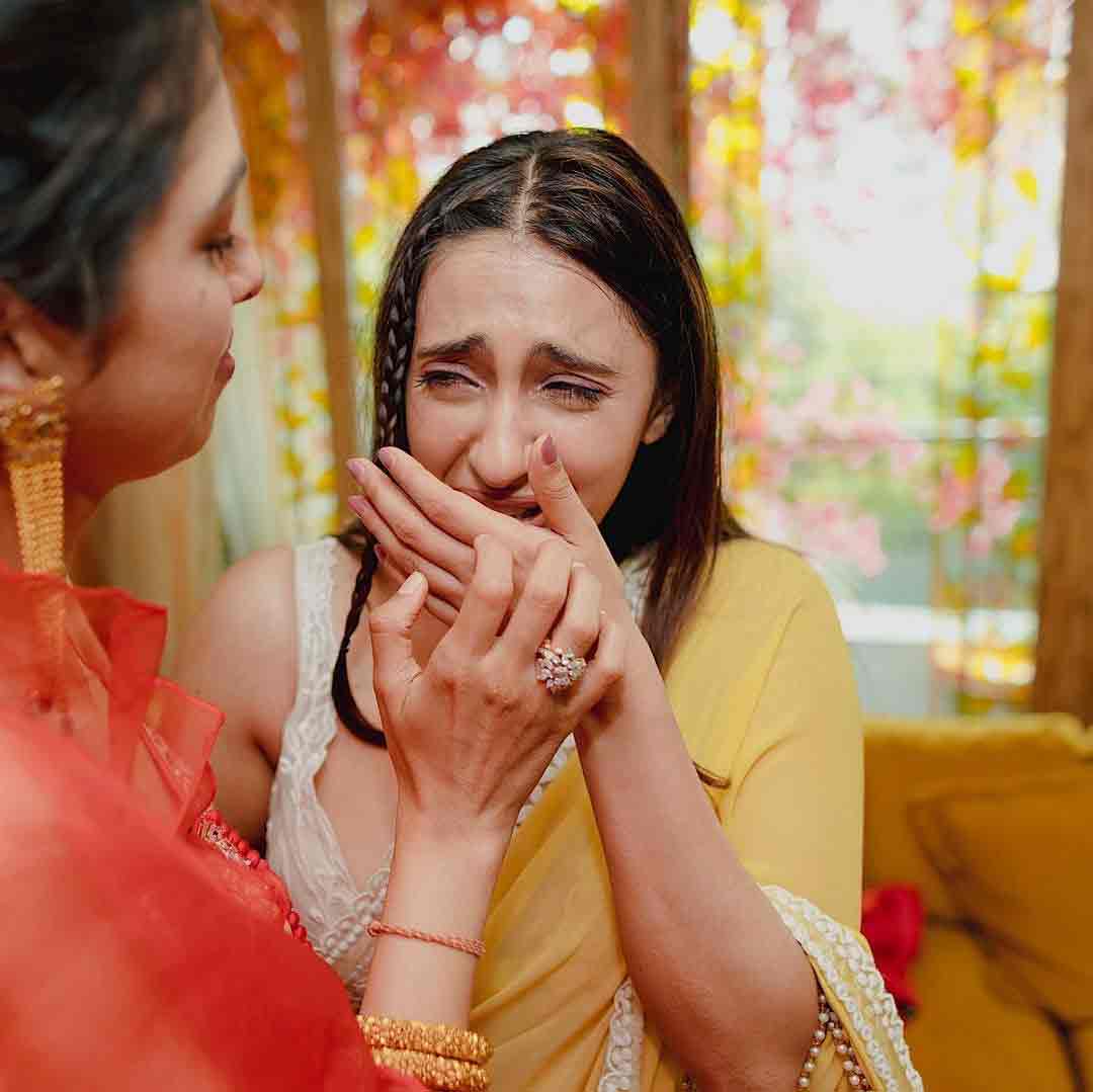Alia Bhatt consoles crying friend at Mehndi function | વાઇરલ તસવીરો ...