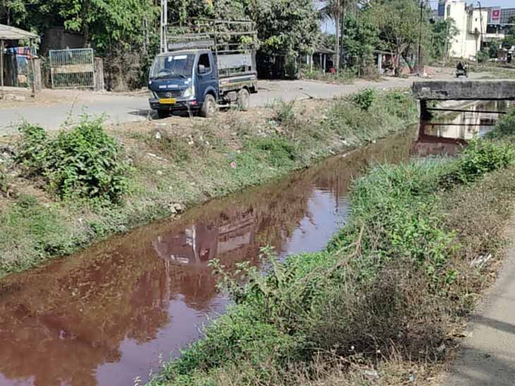 Polluted water in the canal leading to Daman from Vapi's Balitha ...