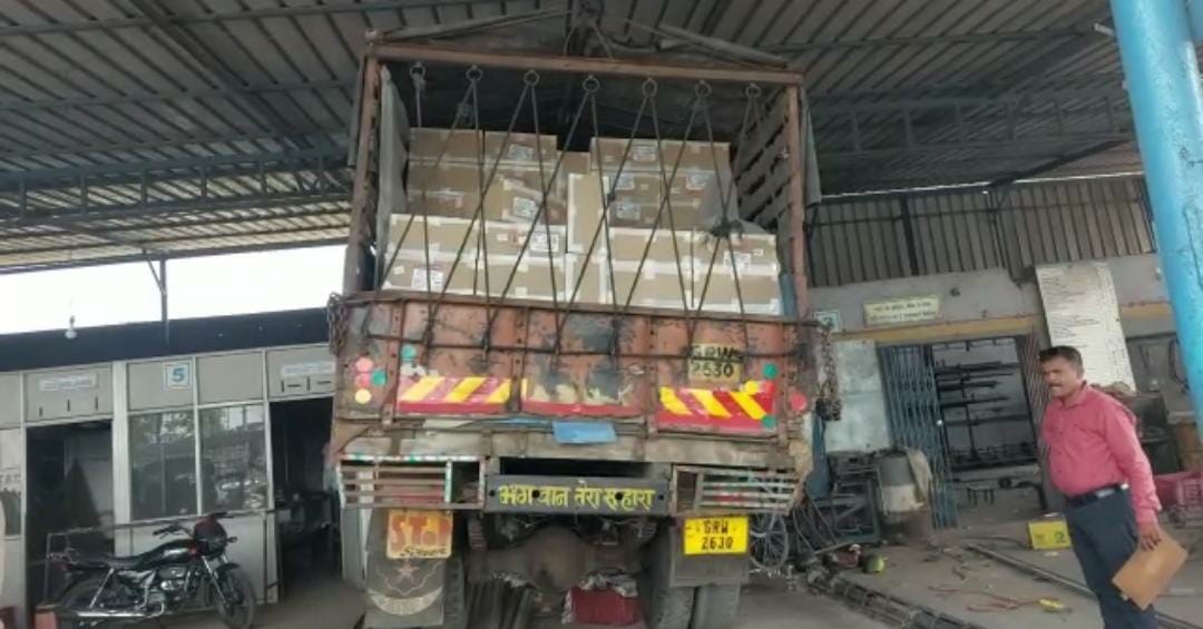 Truck rammed into Azad Shutter factory near Ankleshwar National Highway 48
