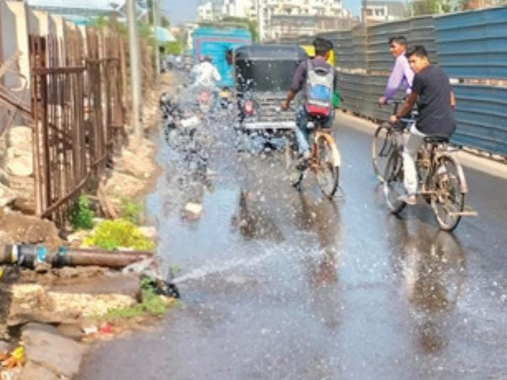 Pipeline rupture in Amber Chokdi area of Jamnagar, water fountain ...