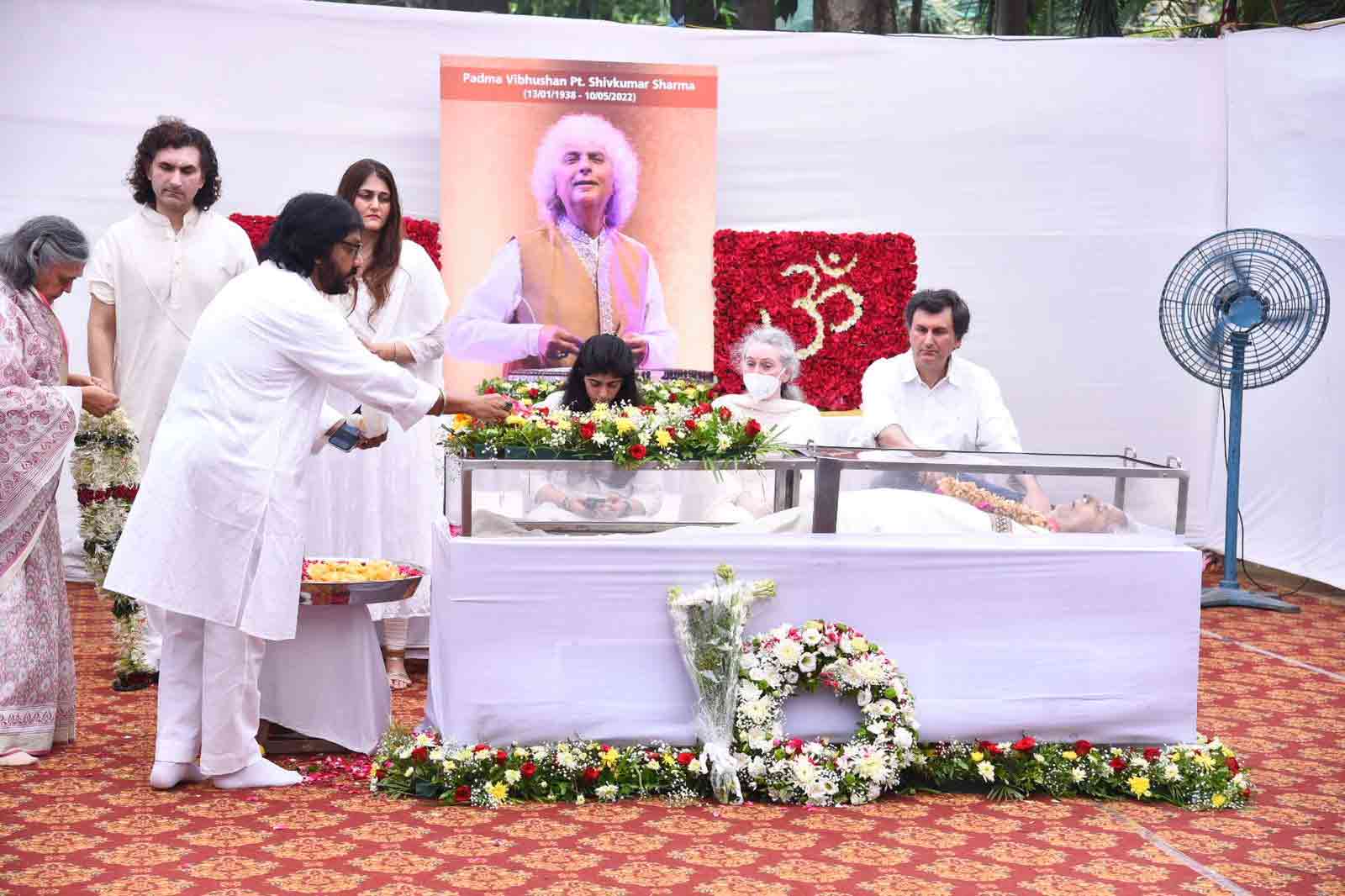 Pt Shivkumar Sharma Funeral Celebs from Amitabh Bachchan, Javed Akhtar ...