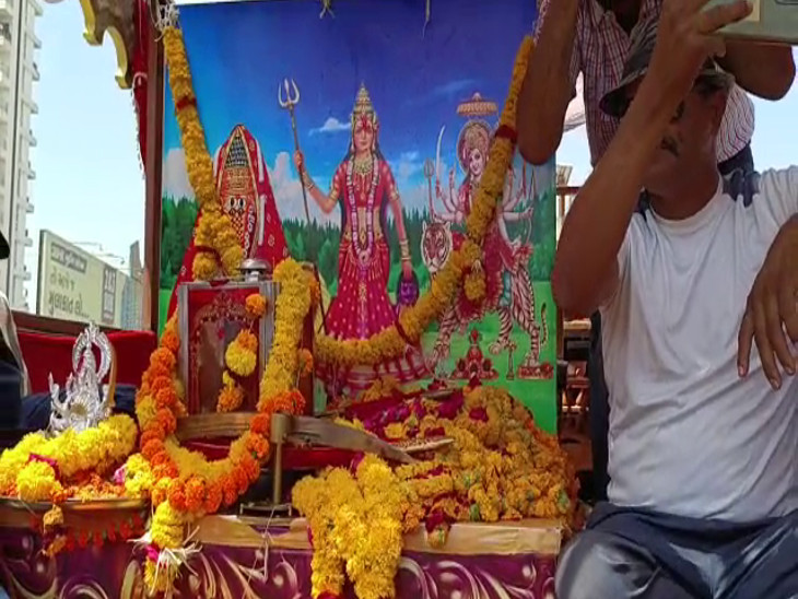 Karni Rath returned from Madhapar to Gondal Road intersection in Rajkot ...