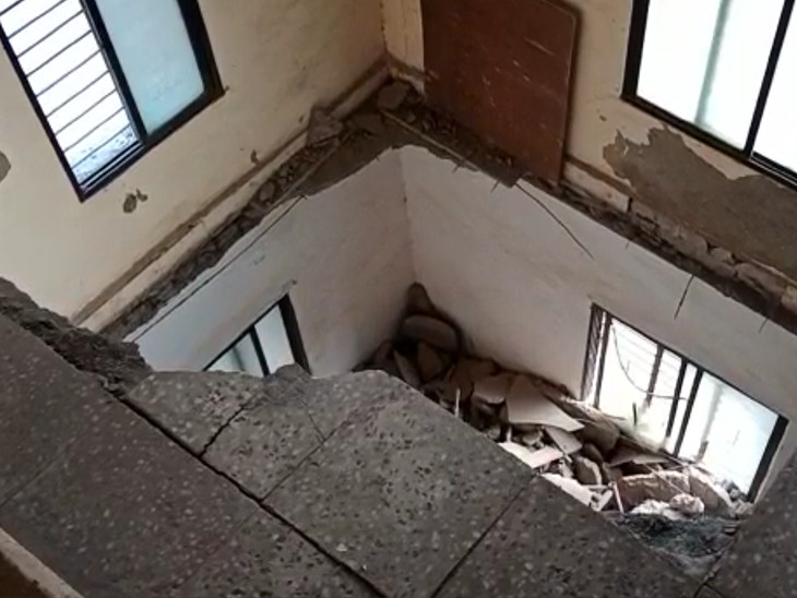 A second floor slab of Rander police line quarters collapsed in Surat ...