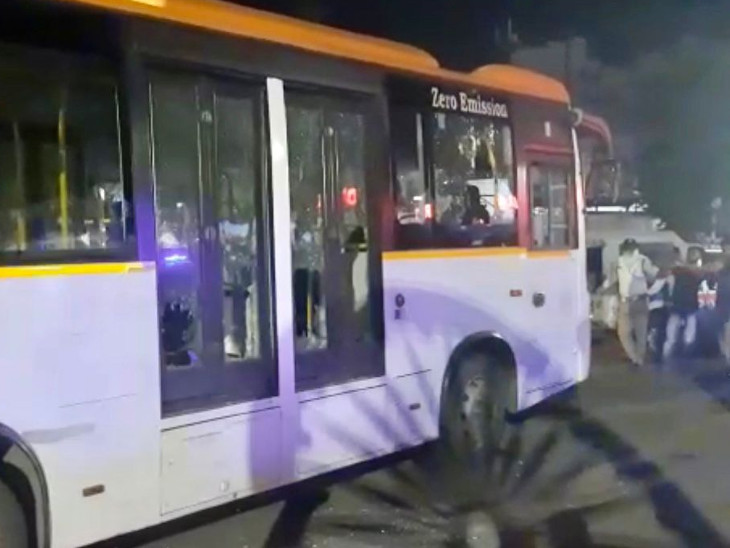 Rajkot BRTS bus hit to Two wheeler and young man death | BRTS બસ કાળ બની ત્રાટકી: રાજકોટમાં ટુ ...
