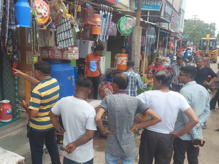 Exercise by Sankheda Panchayat to remove pressure with JCB-tractor ...