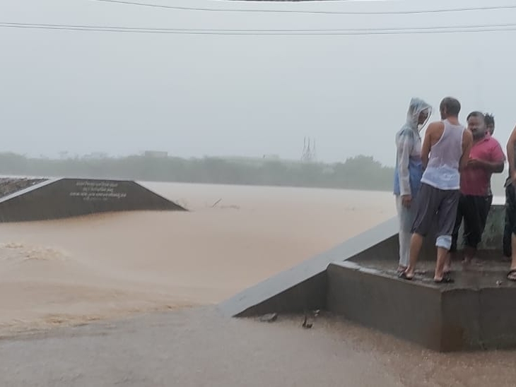 Causeway broken trailer overturns on Pandhro Balapar road in Lakhpat ...