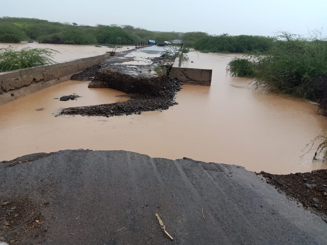 Causeway broken trailer overturns on Pandhro Balapar road in Lakhpat ...