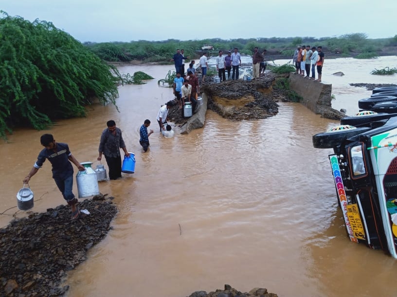 Causeway broken trailer overturns on Pandhro Balapar road in Lakhpat ...