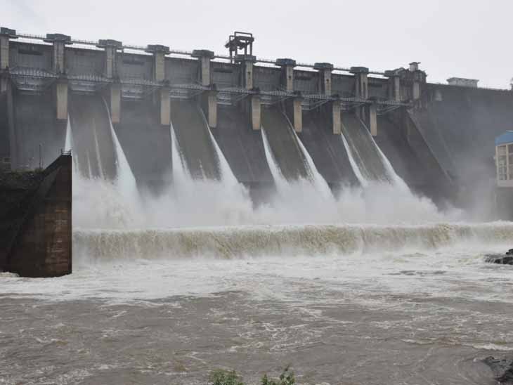 4 gates of Karjan Dam opened and 50 thousand cusecs of water was ...
