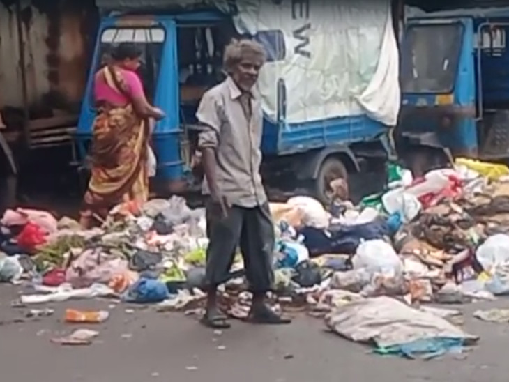 Fear of epidemic spreading in Surat due to non-cleaning of garbage for ...