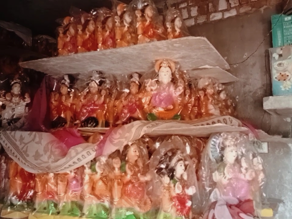 In the spirit of making idols in Dasha, the Prajapati family of Godhra ...