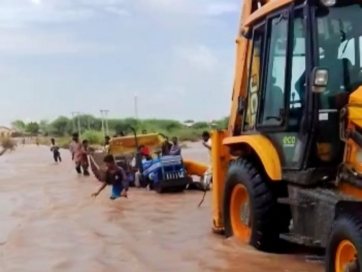 Tractor trolley trapped in Singhodi river of Abdasa taluka, rescued by ...