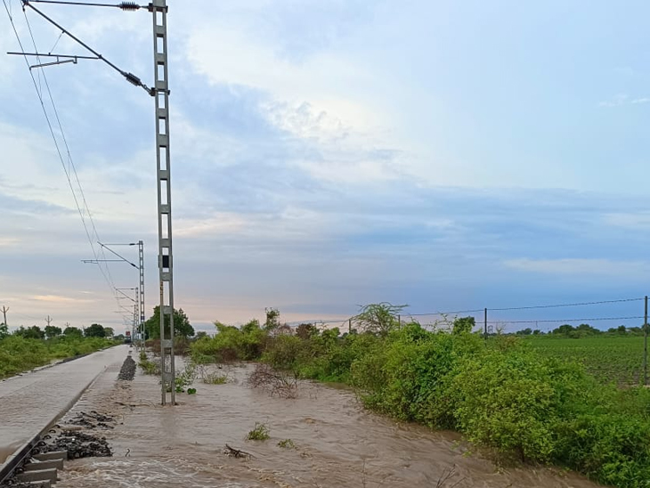 The railway track between Lilia-Damnagar was washed away due to heavy ...
