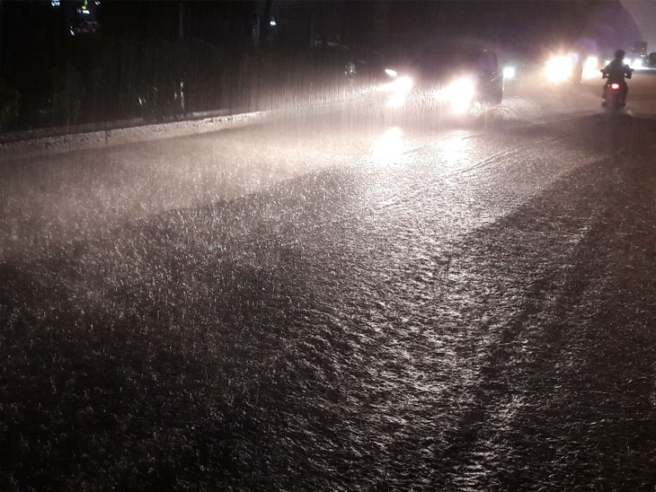 Separate rainfall statistics in 6 km of Vapi city Palika 58 inches ...