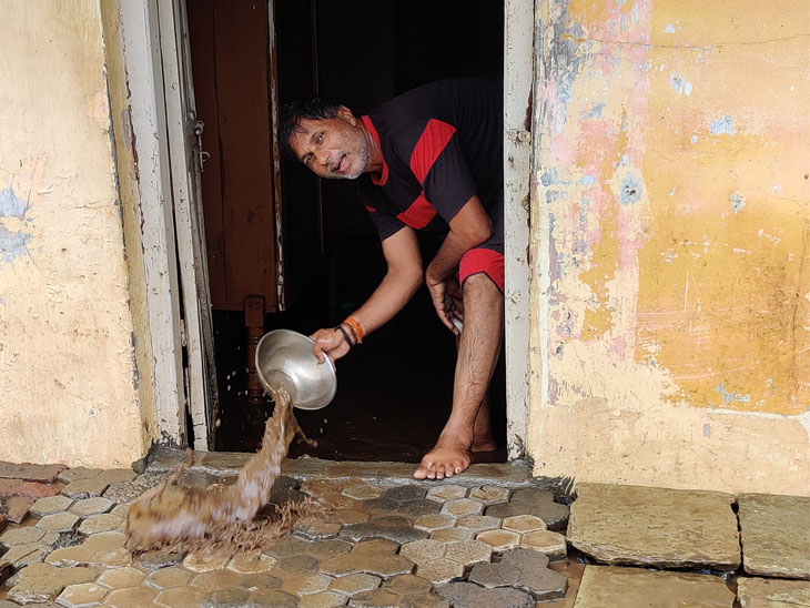 નવસારીના પૂરગ્રસ્ત વિસ્તારમાં દોઢ દિવસ અંધારપટ રહ્યો, ફૂડ મળ્યું પણ ...