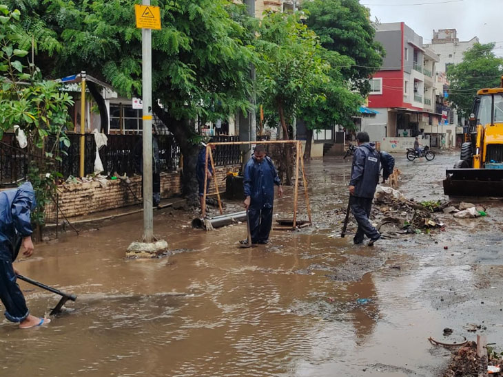 નવસારીના પૂરગ્રસ્ત વિસ્તારમાં દોઢ દિવસ અંધારપટ રહ્યો, ફૂડ મળ્યું પણ ...