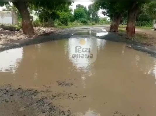 મહેસાણા જિલ્લામાં નહિવત વરસાદમાં બેચરાજી-શંખલપુર રોડ પર મસ મોટા ગાબડા ...